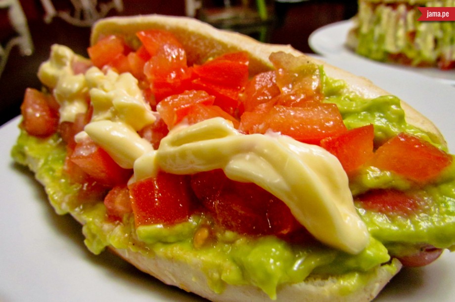 Completos chilenos a la peruana