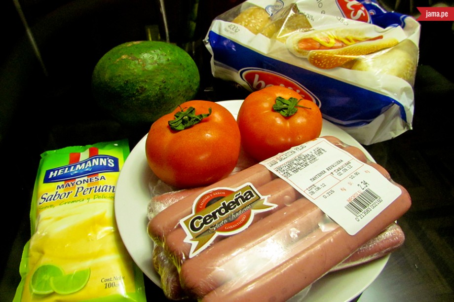 Completos chilenos a la peruana